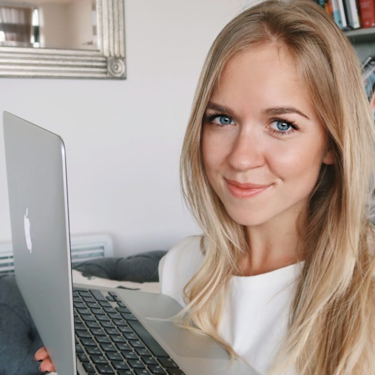 Top 10 Female Tech Vloggers on YouTube - Women in Technology